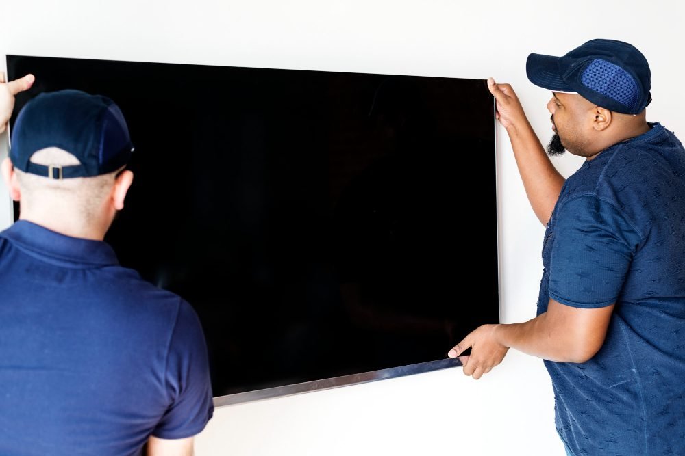 Comment fixer une télé au mur ? Guide d’installation - Rénovation ...